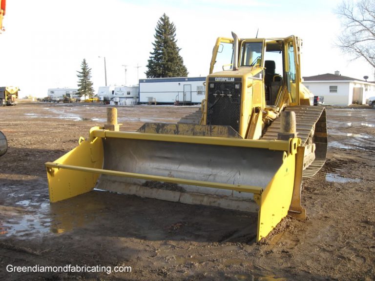 Dozer spreader box for gravel